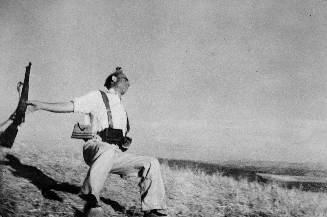 Robert Capa_Falling Soldier | 1000 Words
